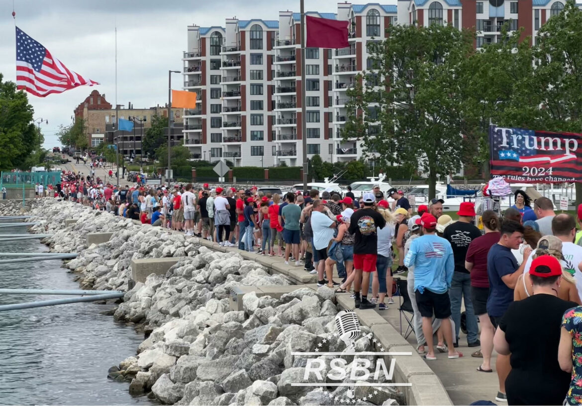 President Trump draws an incredible crowd on the edge of Lake Michigan ...