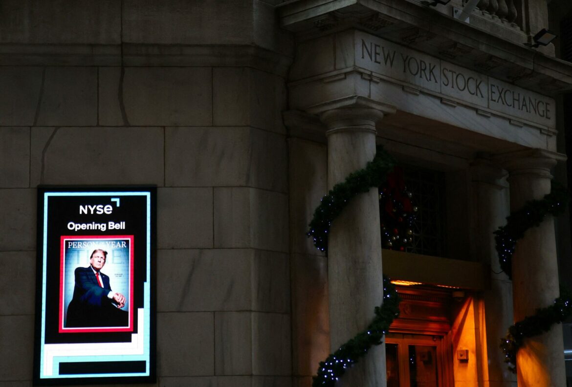 Crowd goes wild as President Trump rings New York Stock Exchange bell ...