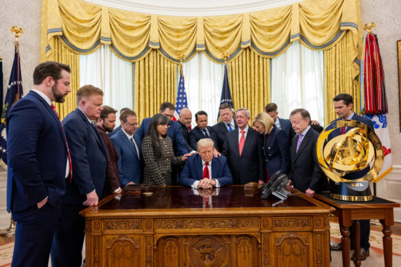 Faith leaders pray with President Trump in Oval Office