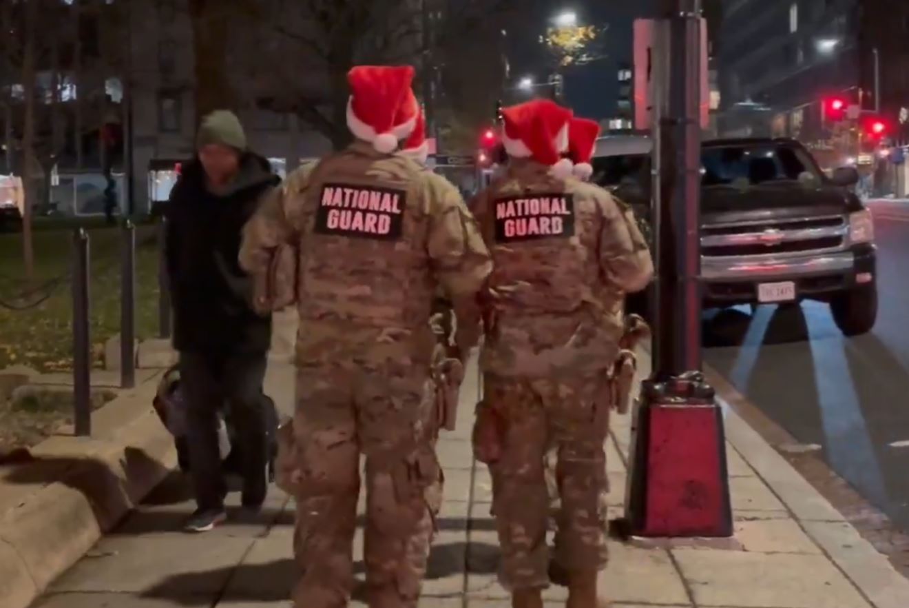 Merry Christmas from DC: National Guardsmen spotted patrolling in Santa ...