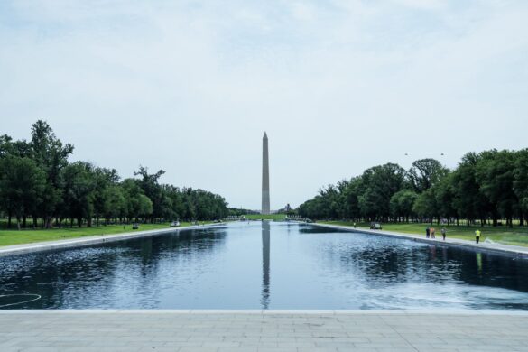 President Trump honors reflecting pool renovation workers at the White ...